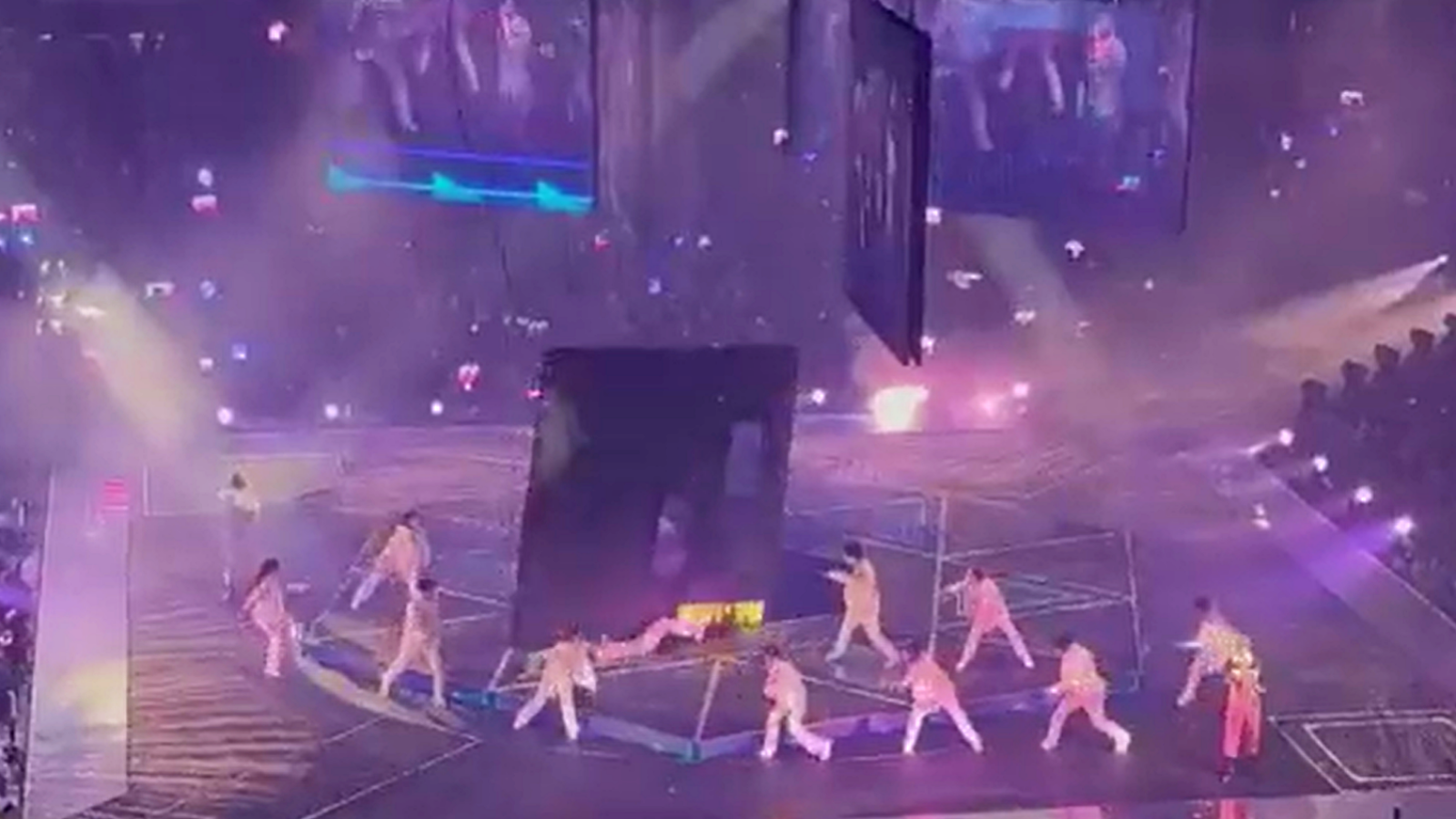 Pantalla de 600 kg cae sobre bailarín del grupo Mirror en Hong Kong ...